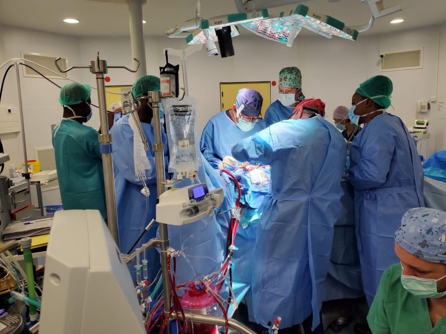 Mission de chirurgie cardiaque à cœur ouvert avec circulation extracorporelle, au Centre de ...