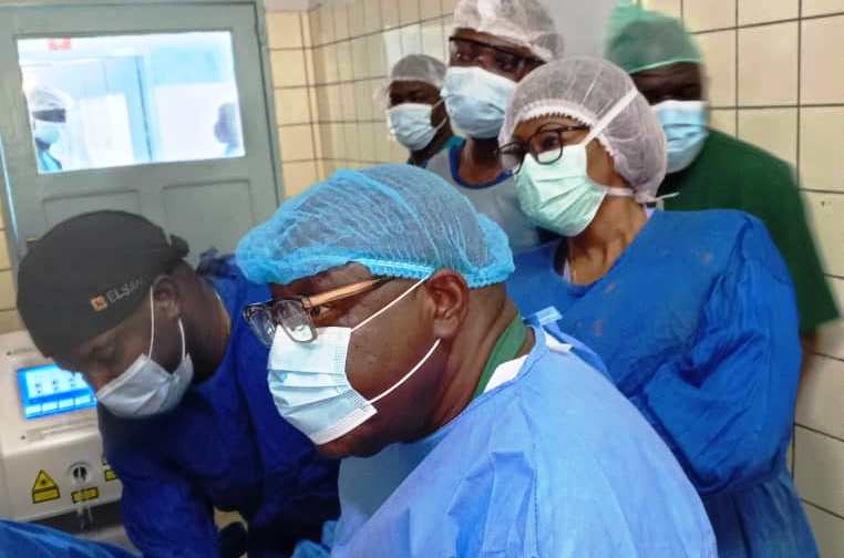 Fragmentation du calcul enclavé au niveau du pyélon au Laser Holmium ...